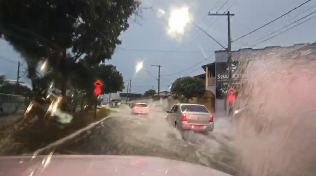 Novo temporal alaga ruas e deixa pessoas ilhadas em Uberlândia | G1