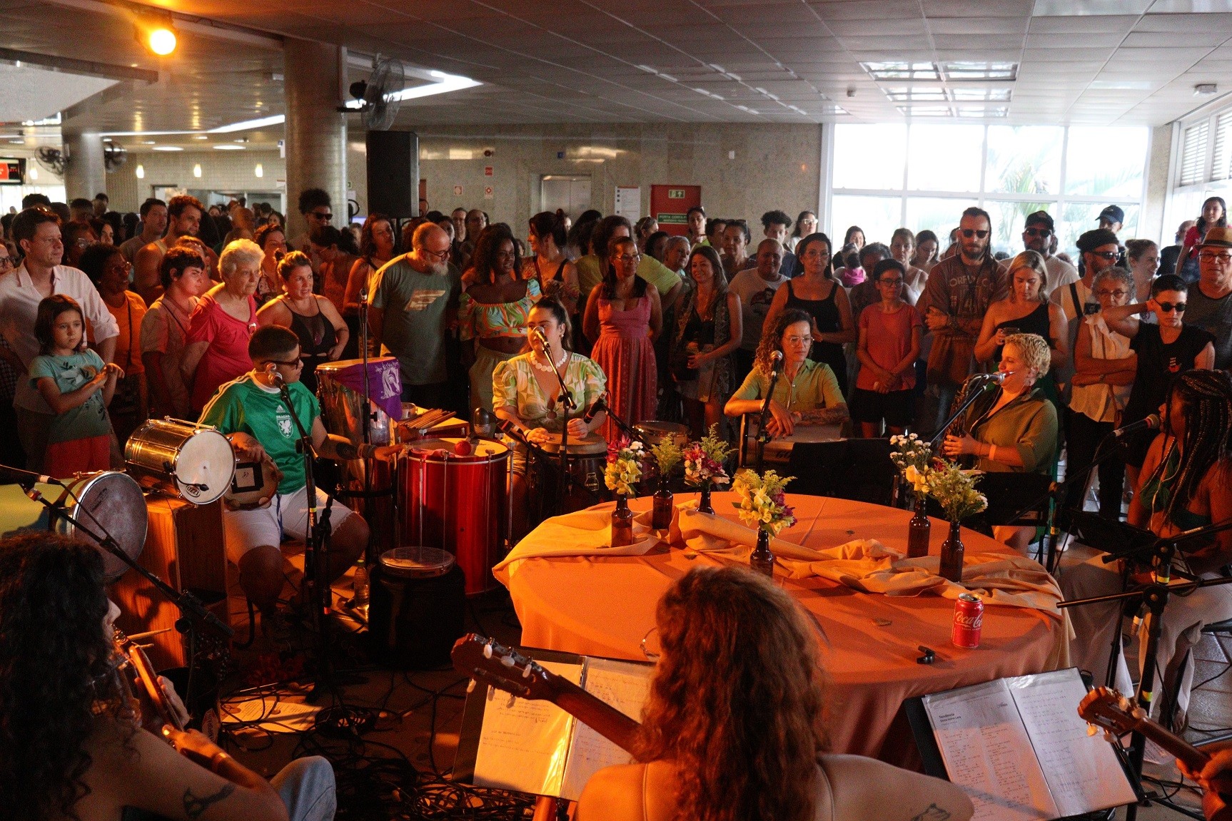 Ao reverenciar mulheres que marcaram a história do estilo musical ...