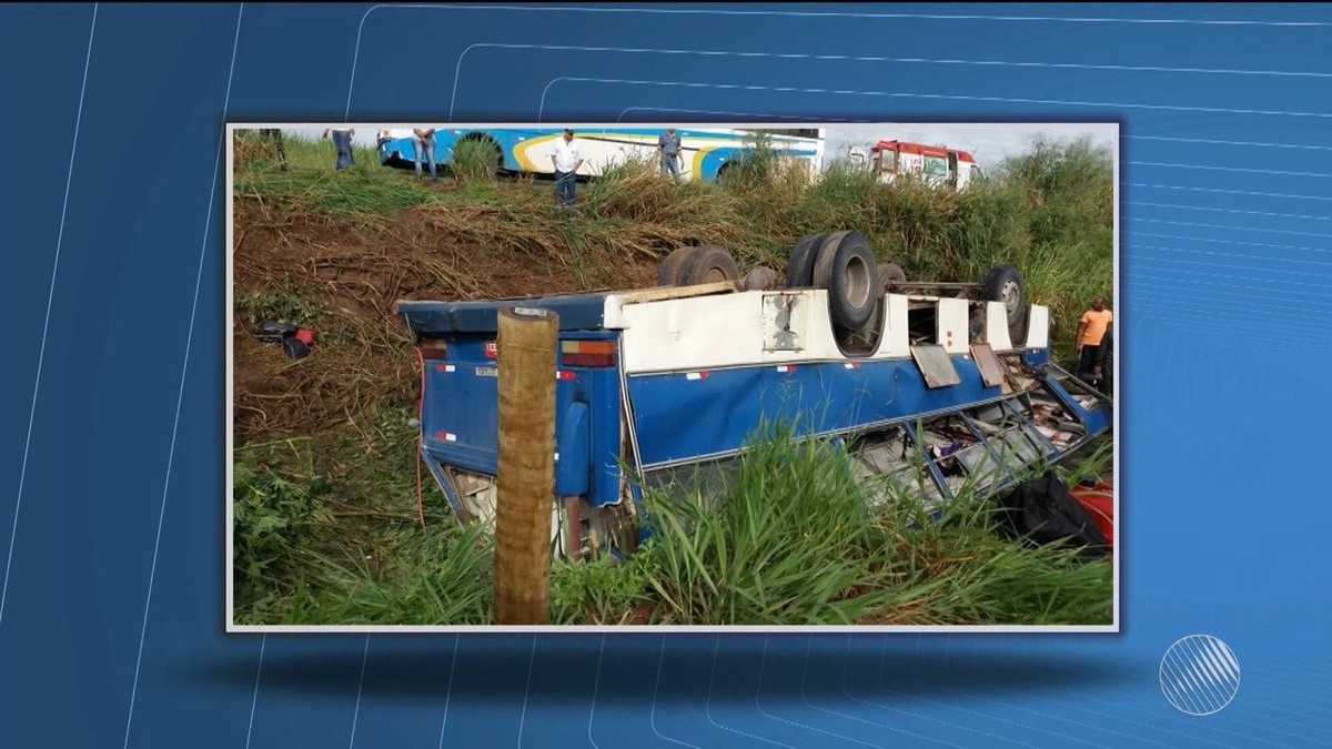 Ônibus com 46 pessoas tomba na BA-693 e 12 ficam feridas | Bahia | G1