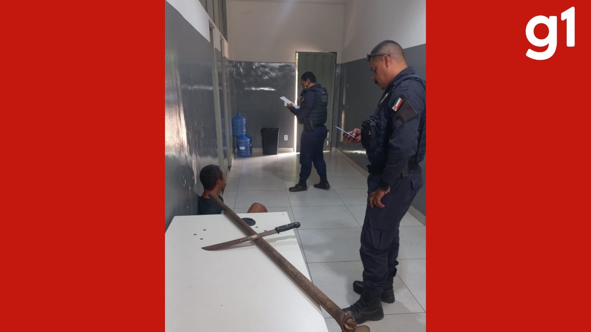 Homem com 15 passagens é preso em terminal de MT com facão e enxada | G1