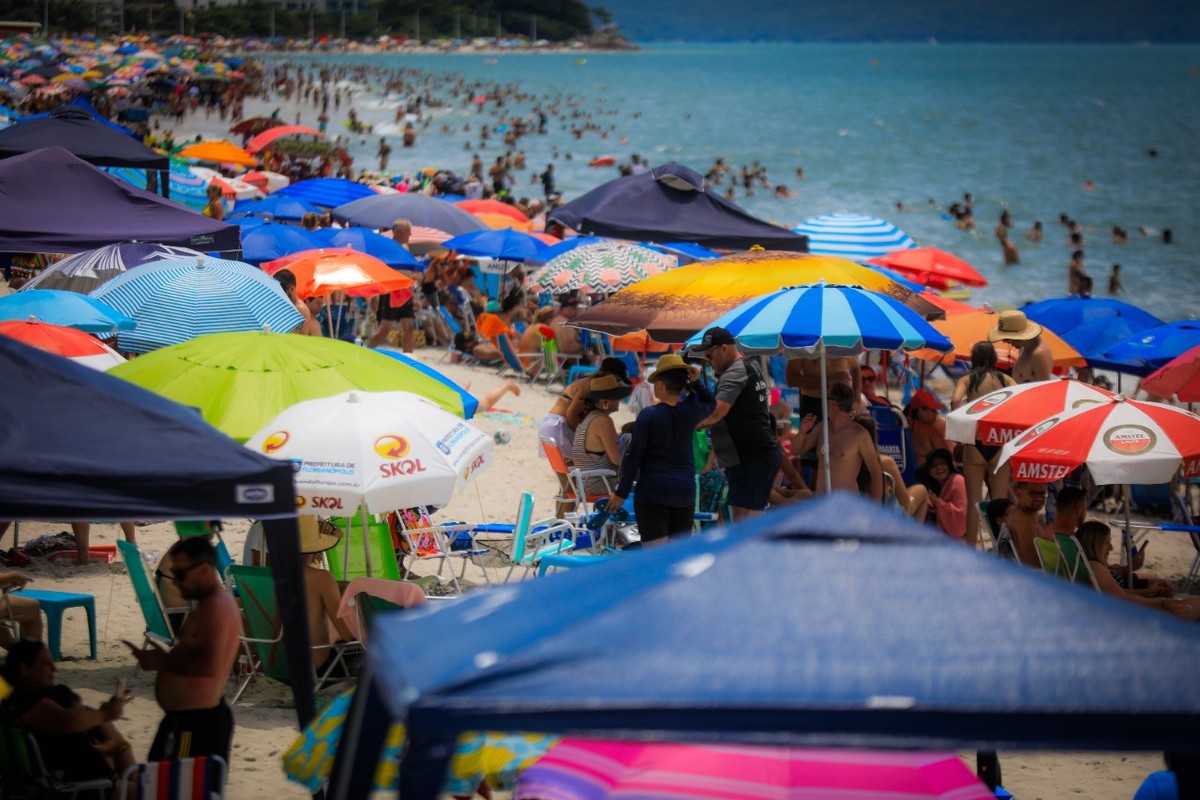 Última terça-feira do ano tem registro de praia cheia em Florianópolis ...