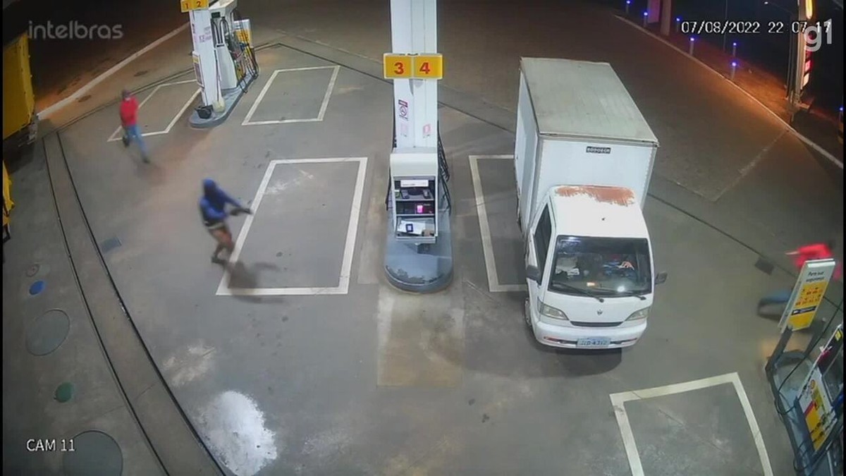 VÍDEO: homem leva tiro no rosto durante tentativa de assalto em posto de combustíveis no SIA, no ...