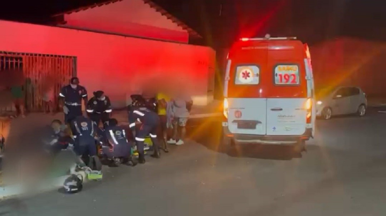 Mulher de 35 anos morre ao ser arremessada da garupa de moto em acidente, diz PM