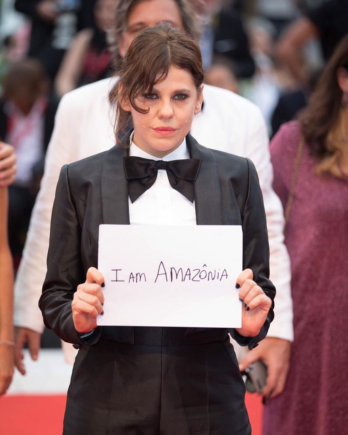Bárbara Paz protesta em favor da Amazônia no Festival de Veneza ...
