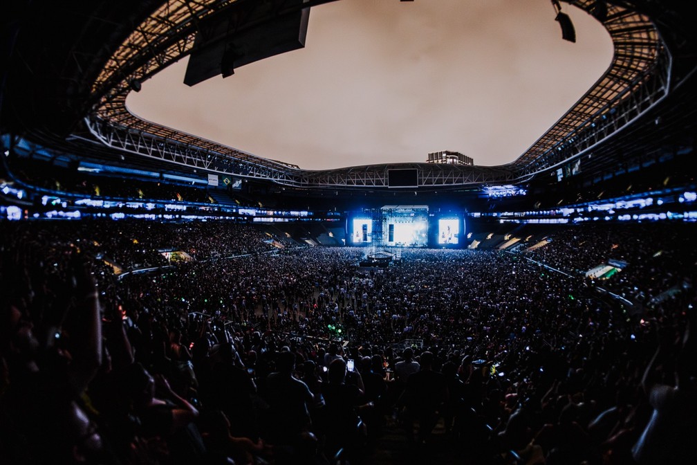 Alanis Morissette volta ao Brasil após 12 anos e mostra que segue em forma ao homenagear seu ...