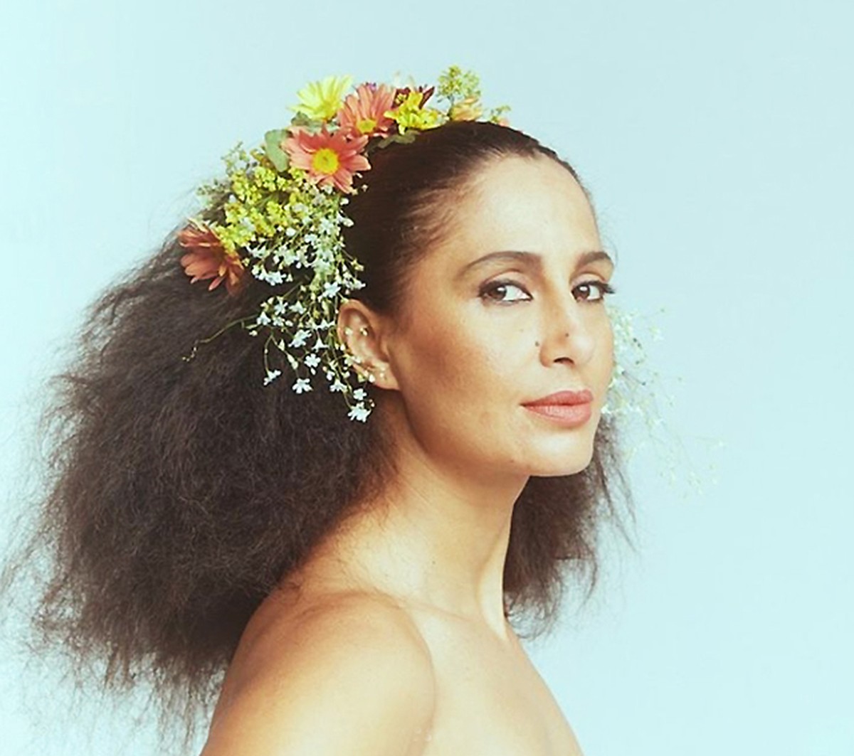 A beleza de Clara Nunes em imagem icônica resplandece em Camila Pitanga ...