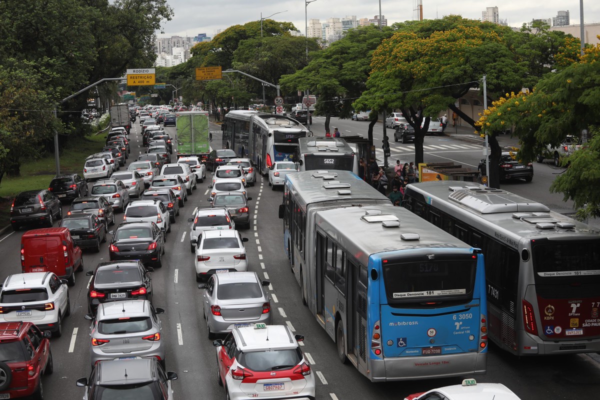 São Paulo registra 290 km de trânsito às 8h30 e bate recorde anual de ...