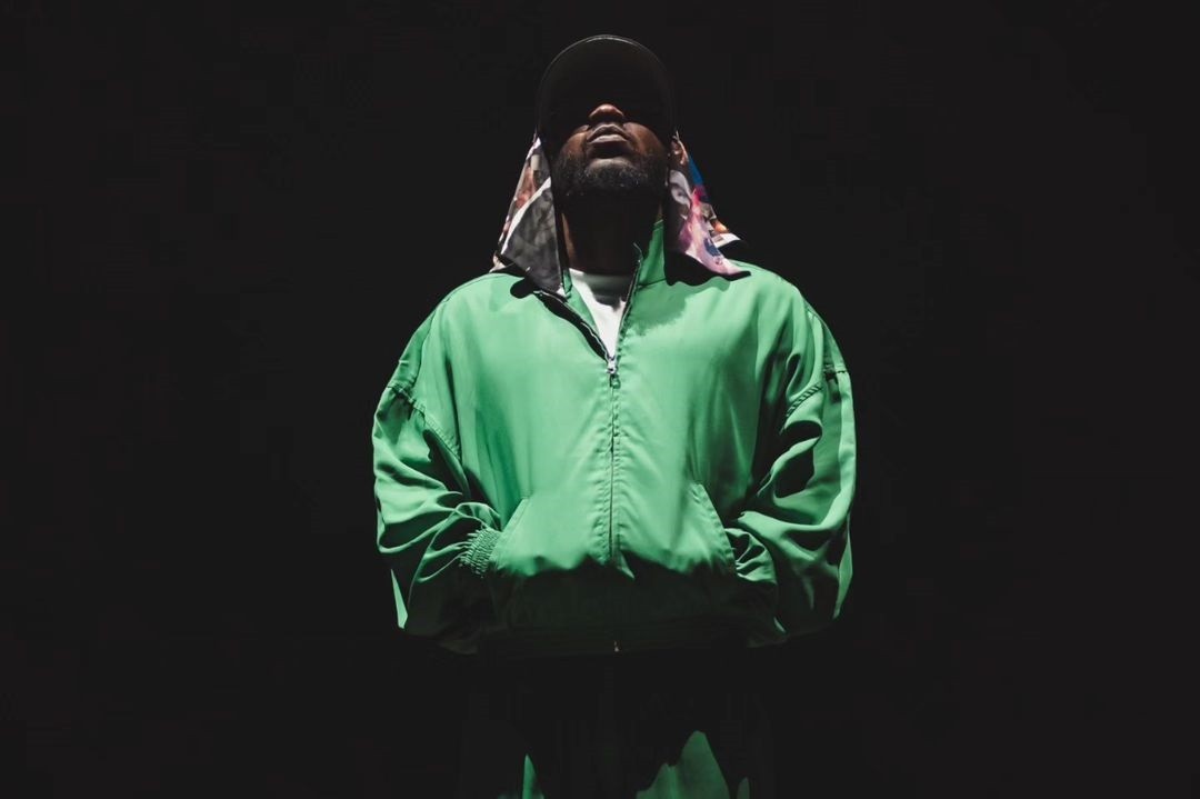 Kendrick Lamar faz show teatral em SP, assina disco de fã e quebra ...