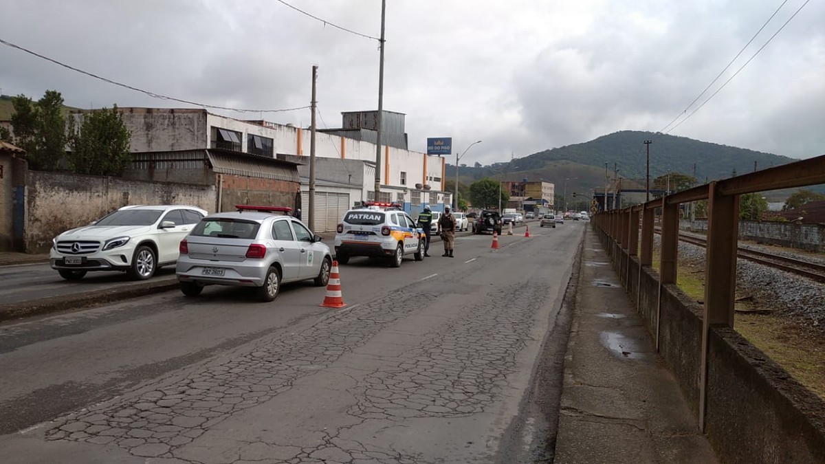 Três Veículos Se Envolvem Em Acidente Na Avenida Jk Em Juiz De Fora