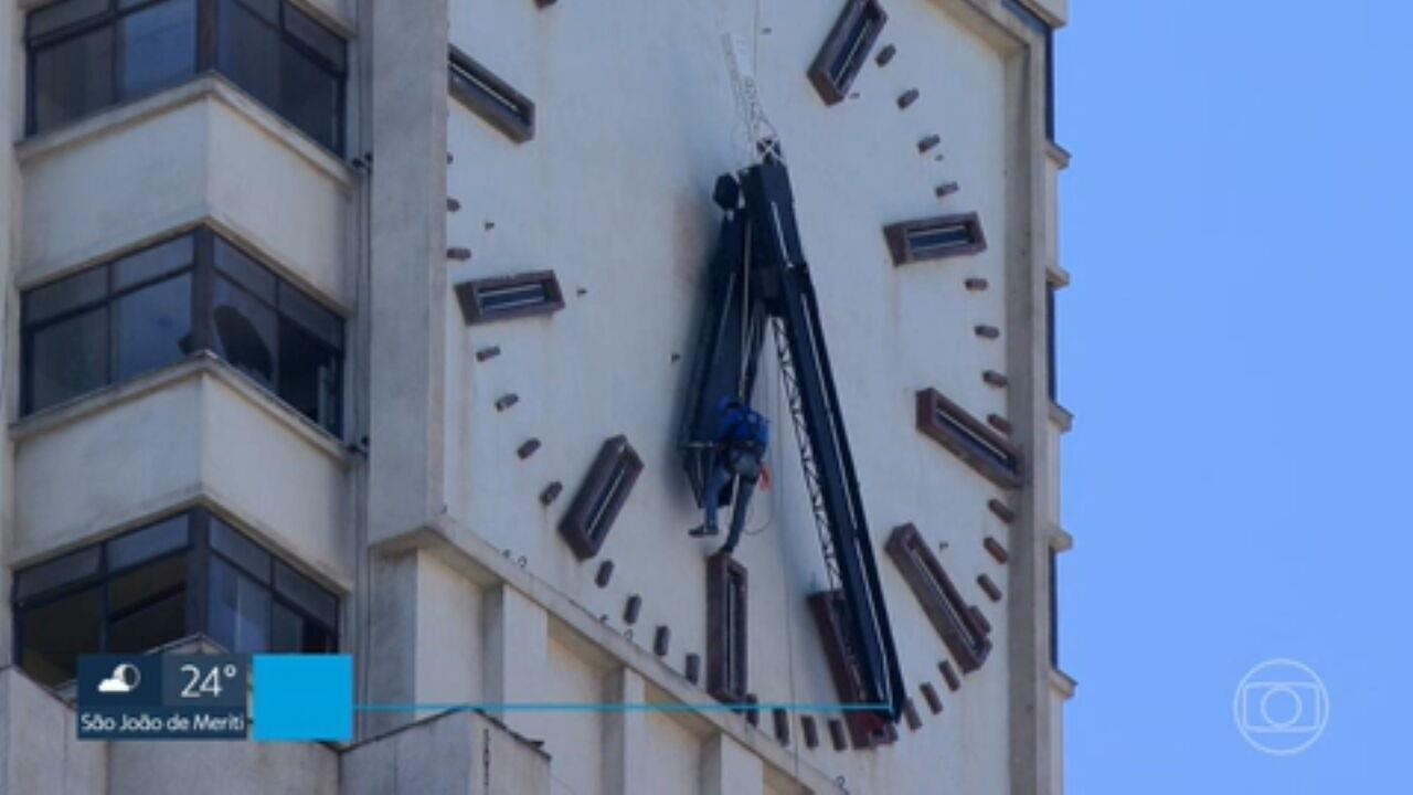 Relógio da Central do Brasil volta a marcar a hora certa após mais de ...