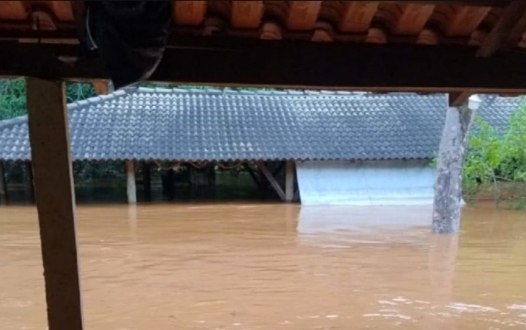 Moradores têm casa alagada após rios transbordarem durante fortes ...