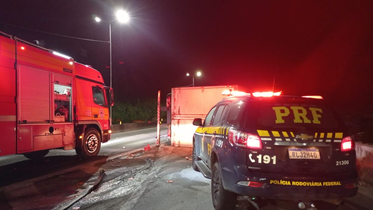 Carga é saqueada após caminhão com 15 toneladas de cerveja tombar e ...