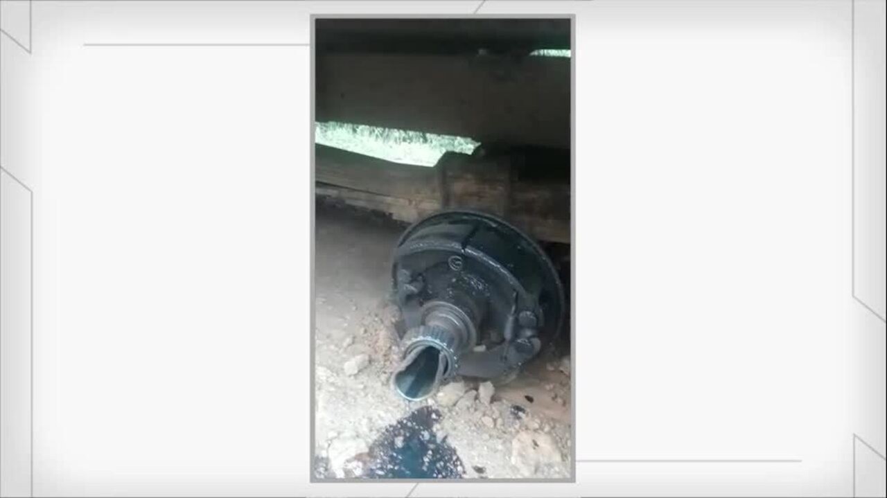 Roda de ônibus escolar saca e para em riacho durante transporte de ...