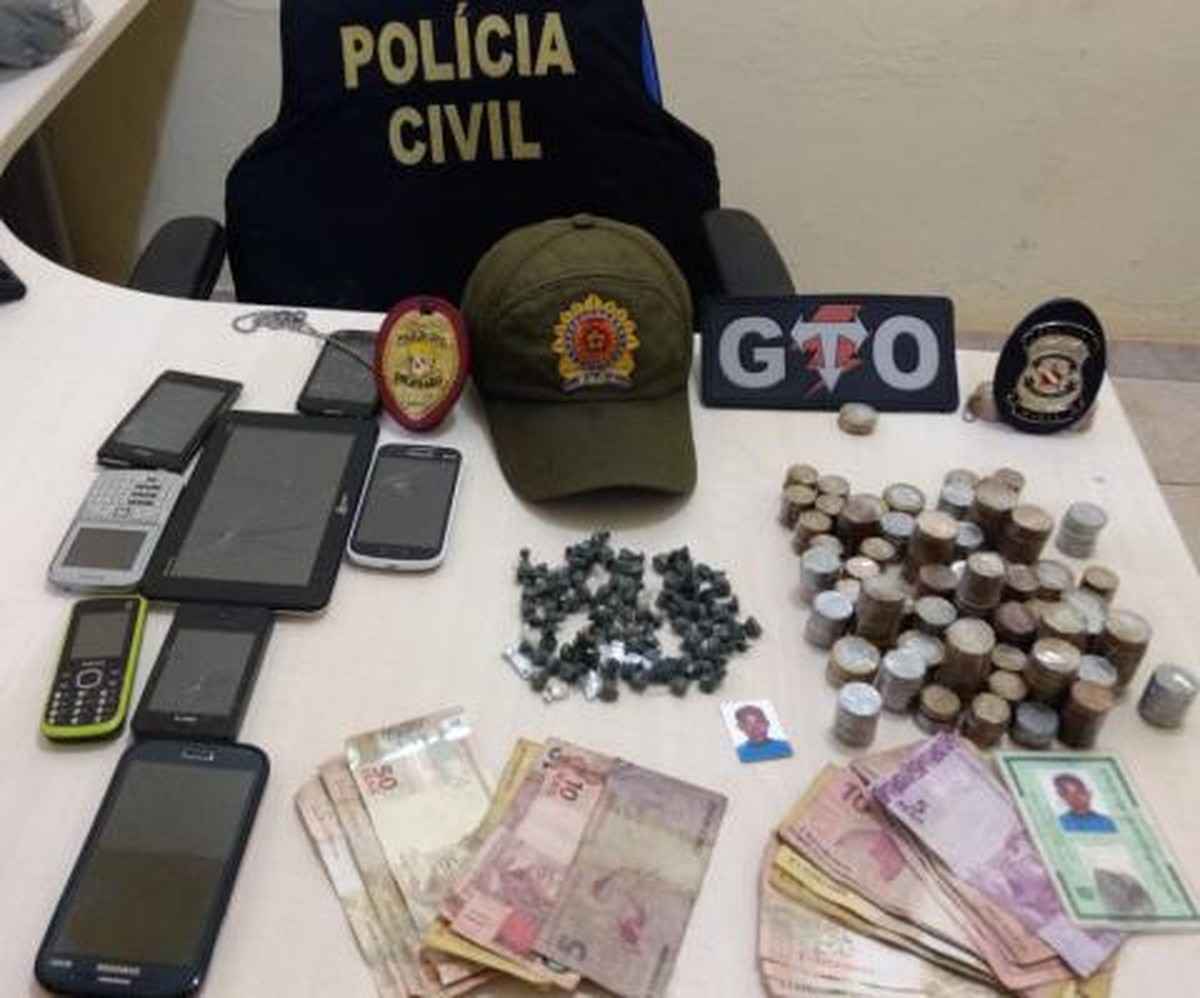 Polícia Prende Quatro Homens E Uma Mulher Por Tráfico De Drogas Em