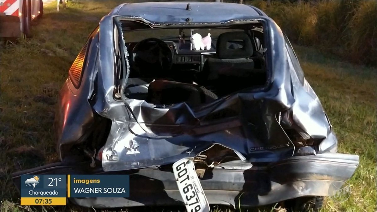 Motorista fica preso nas ferragens após batida entre dois carros na Rodovia Santos Dumont, em ...