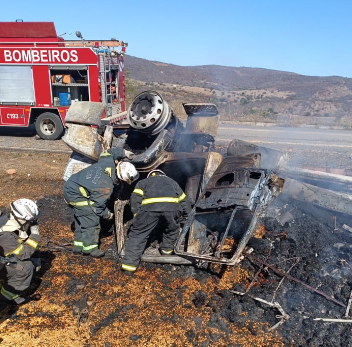 Homem morre após caminhão carregado de milho tombar em curva de rodovia ...