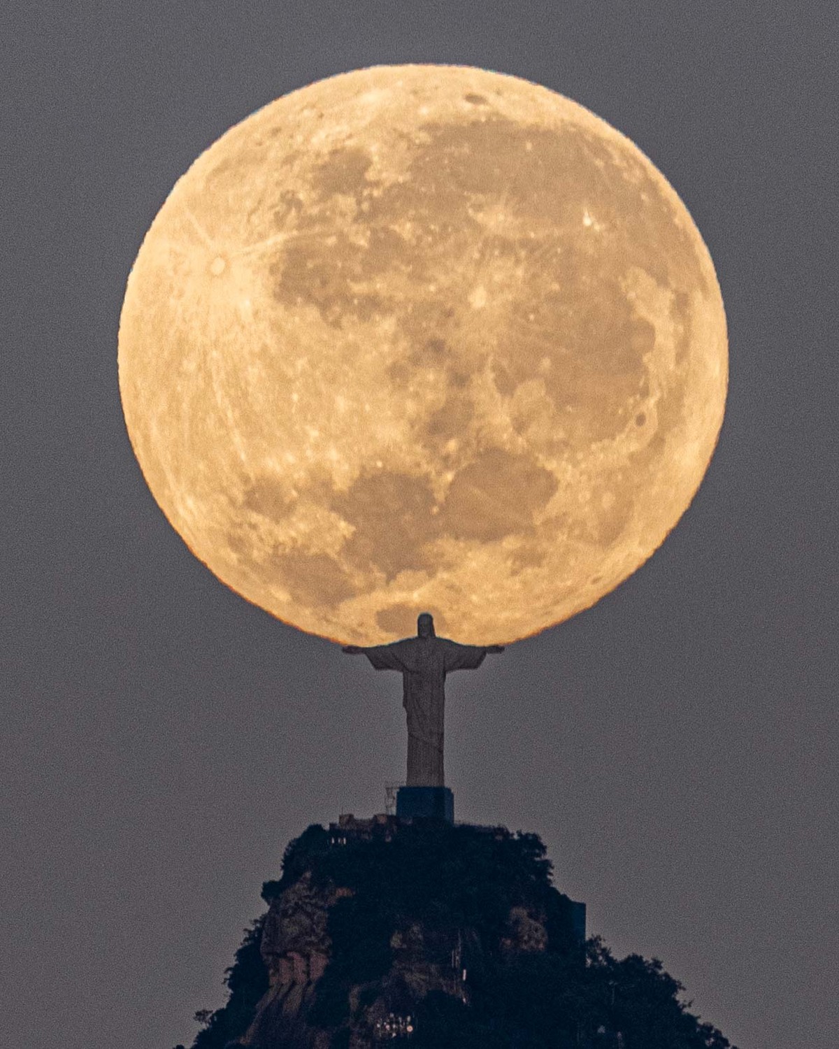 Fot grafo Registra Cristo Redentor segurando A Lua E Viraliza Na