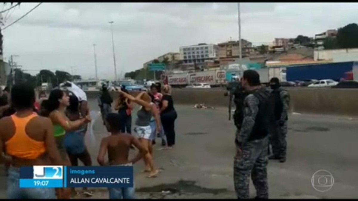 Moradores protestam após ocupação da PM na região do Complexo de Israel ...