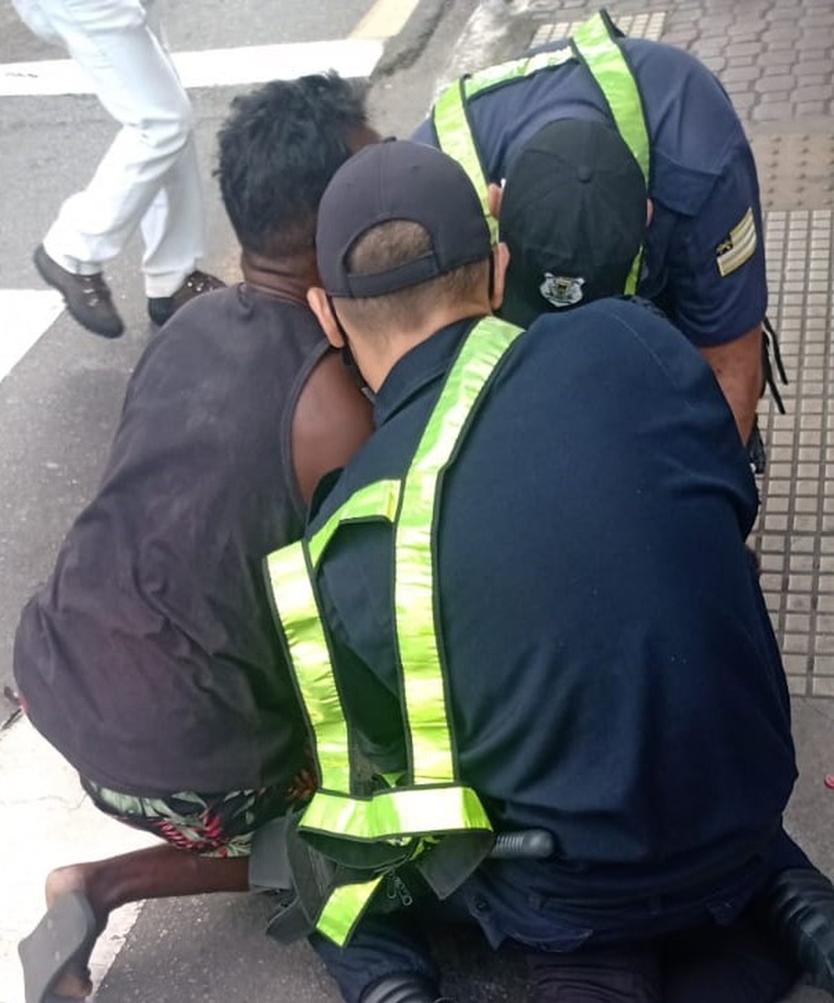 Homem é preso após tocar em seios de jovem em Volta Redonda | Sul do Rio e Costa Verde | G1