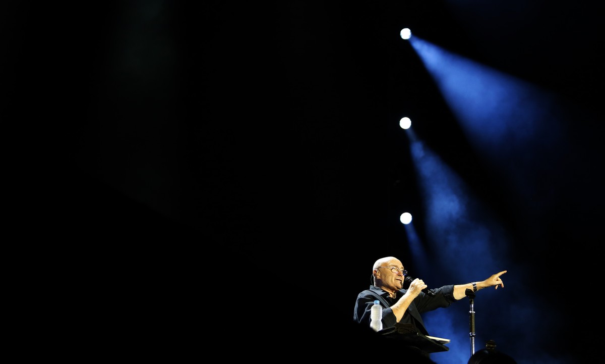Phil Collins emociona e põe público para dançar no Maracanã