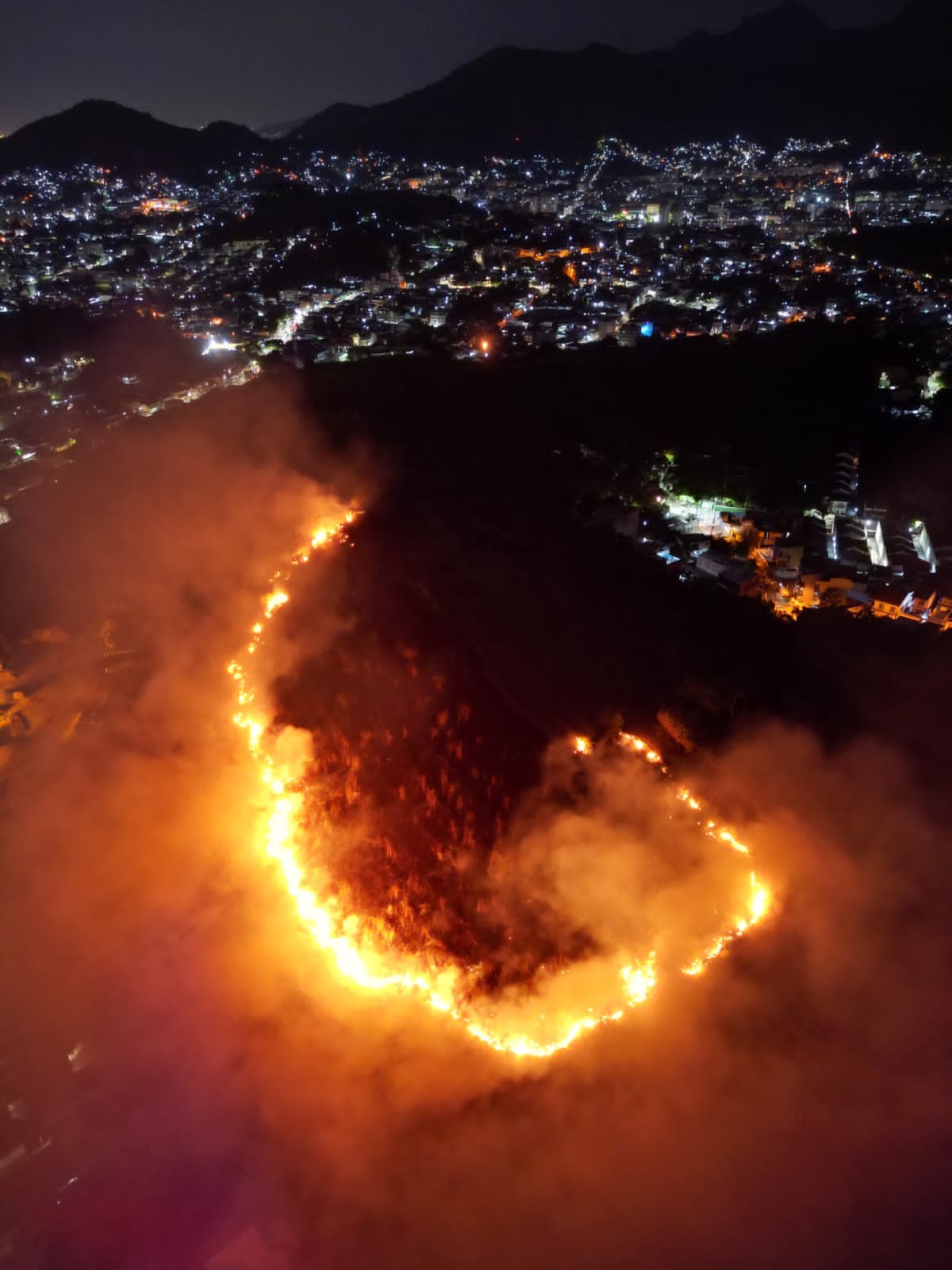 Incêndio atinge área de mata na Praça Seca, na Zona Oeste do Rio | Rio ...