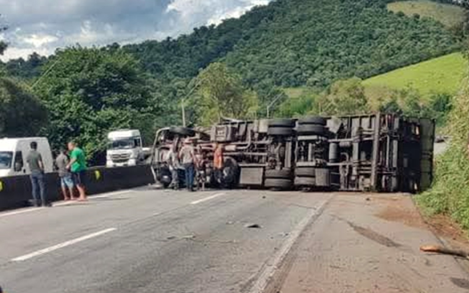 Tombamento de carreta deixa a Fernão Dias interditada por mais de duas horas próximo a Cambuí ...