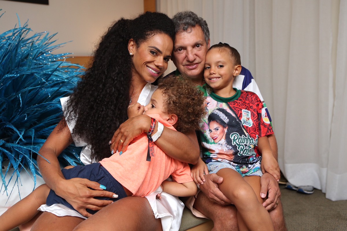 Savia David posa com filhos antes de estrear como rainha da Vila Maria ...