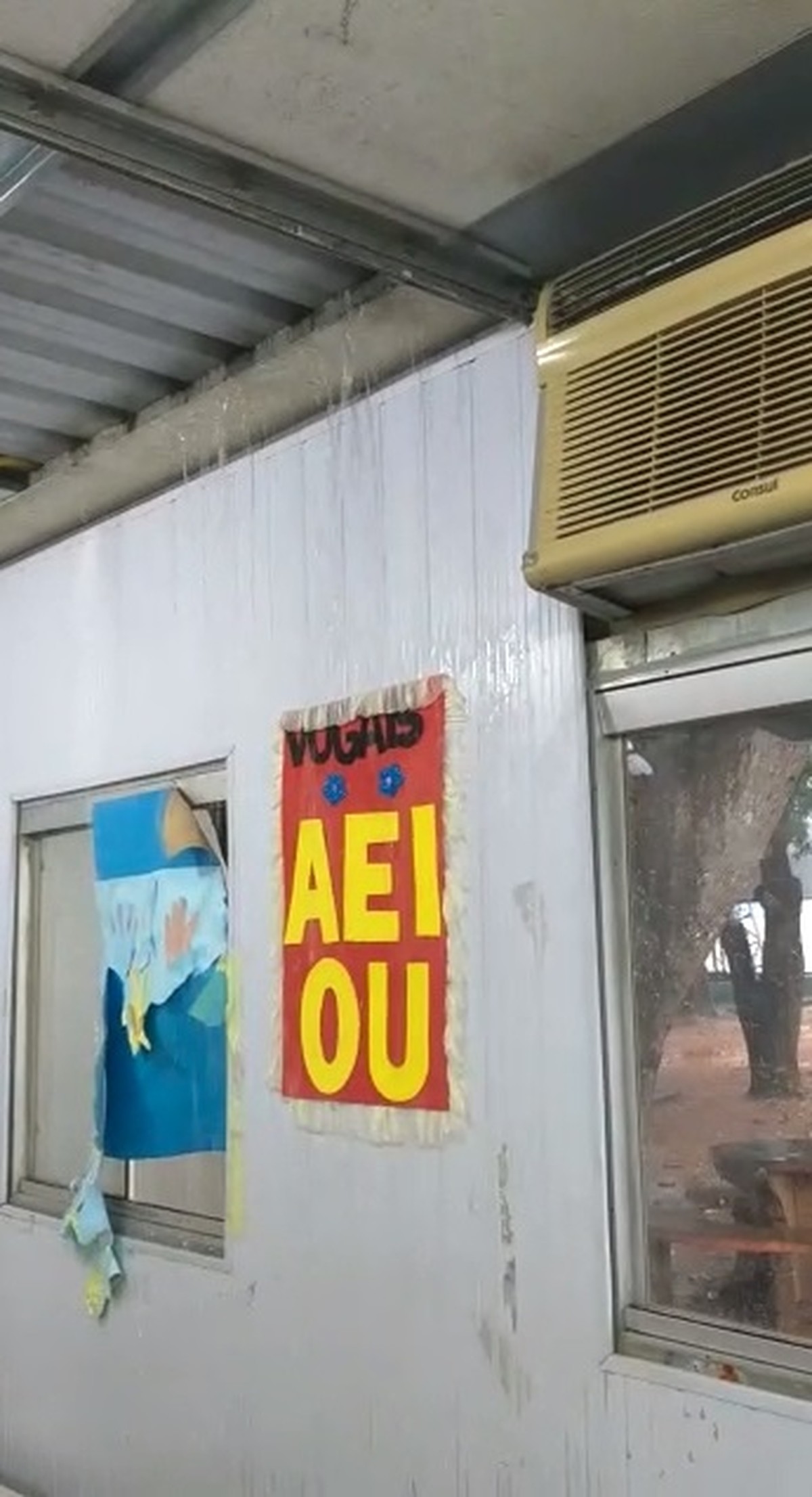 Alunos sofrem com salas de aula inundadas durante a chuva em "escola de ...
