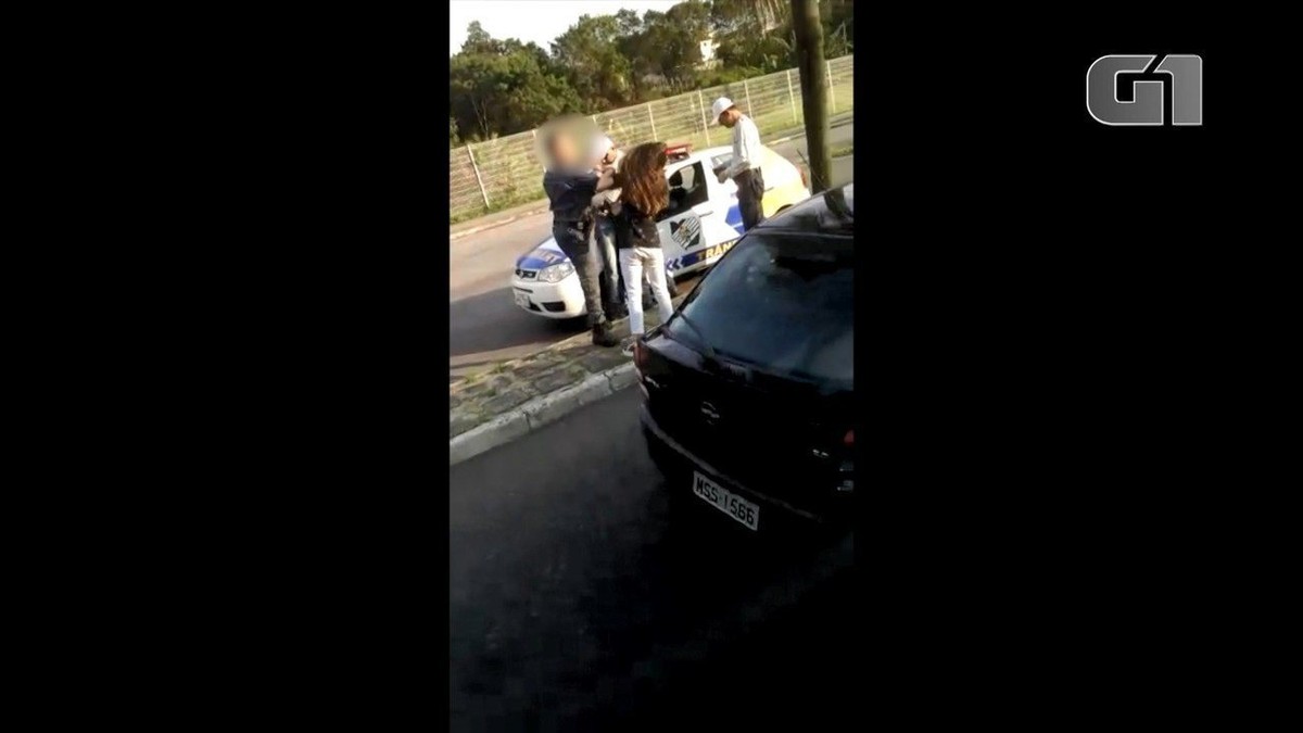 Briga no trânsito entre PM e família é registrada por passageiros de ...