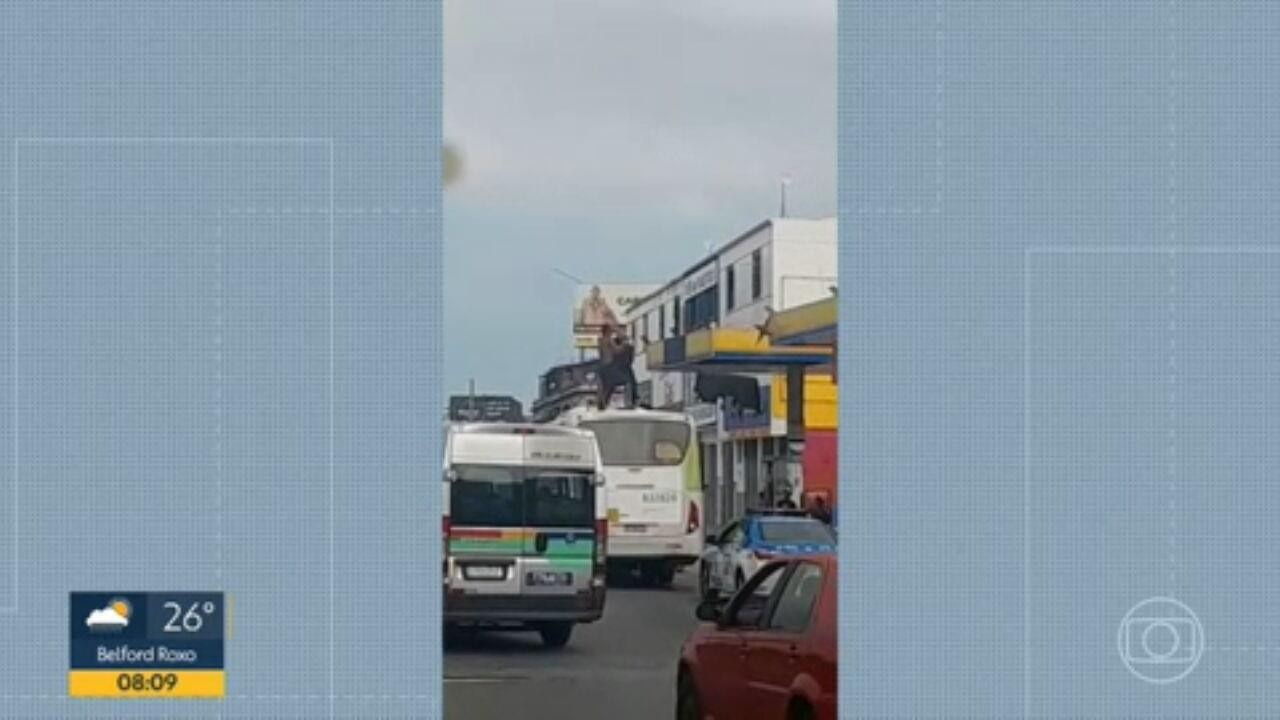 VÍDEO: PMs lutam com homem no teto de ônibus na Avenida Brasil | Rio de ...