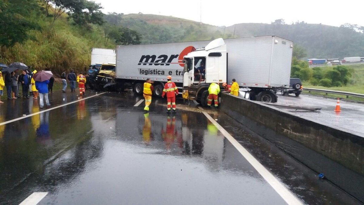 Engavetamento deixa trânsito lento na Via Dutra, em Piraí, RJ | Sul do Rio e Costa Verde | G1
