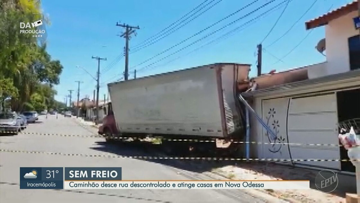 Caminhão perde freio e bate de ré em duas casas em Nova Odessa | Piracicaba e Região | G1