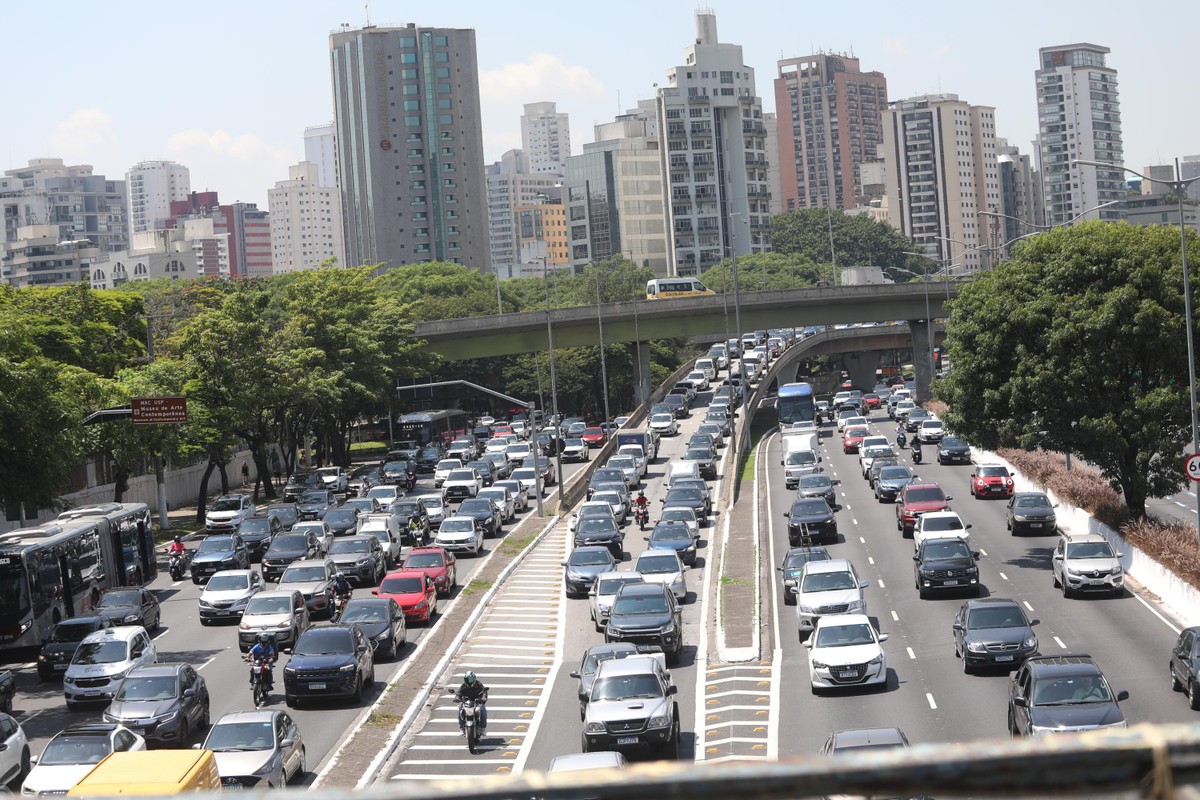 Prefeitura de SP arrecadou mais de R$ 1,6 bilhão em multas em 2023, mas somente 64% do valor foi ...