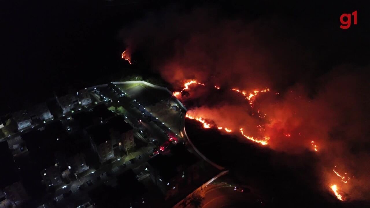 Imagem aérea mostra queimada próxima a casas em Santa Bárbara; VÍDEO ...