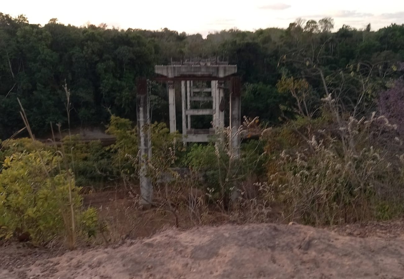 Construção de ponte iniciada há 20 anos chama atenção por abandono | G1