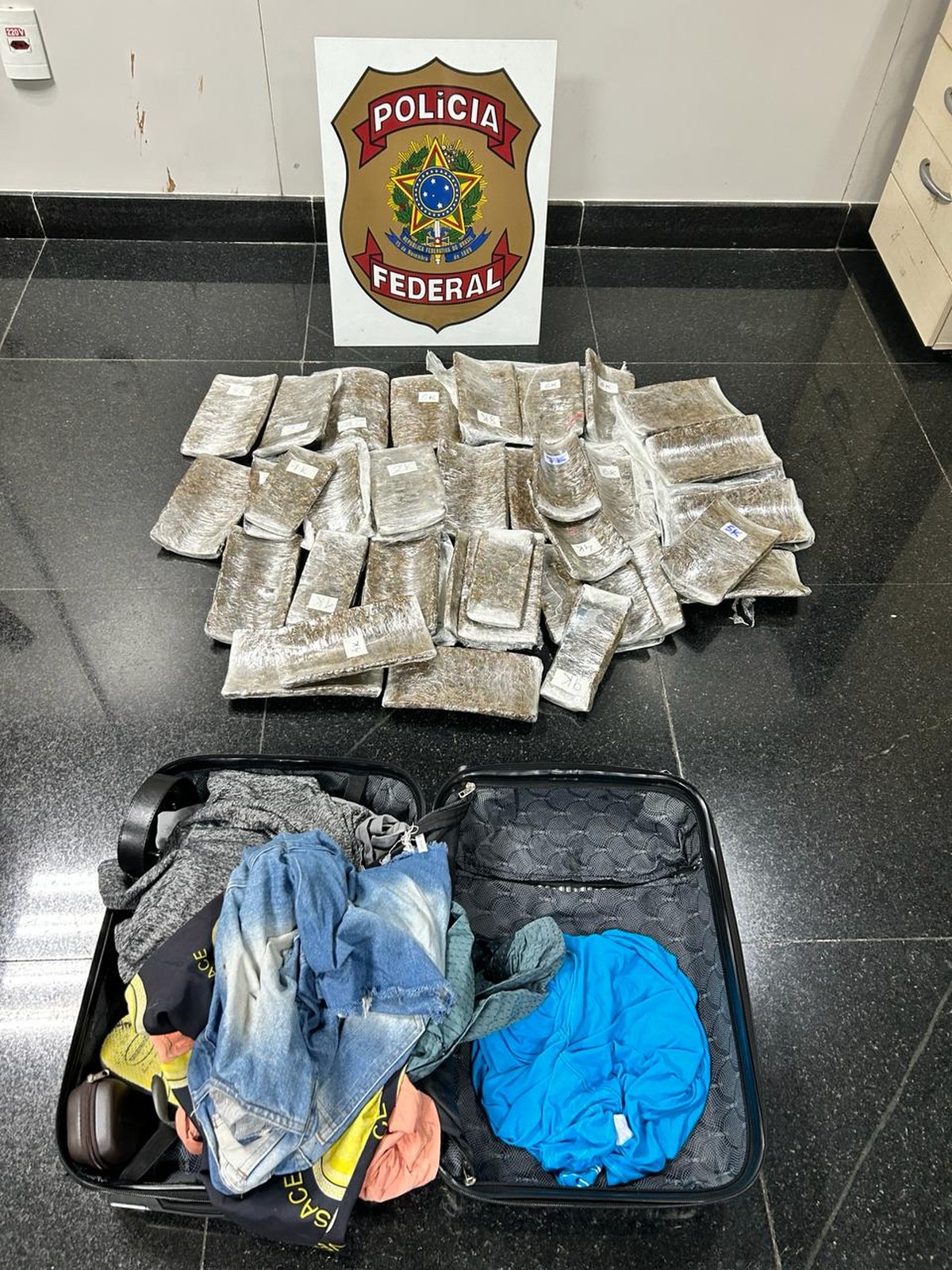 Dupla é Presa Tentando Transportar Mais De Oito Quilos De Drogas No