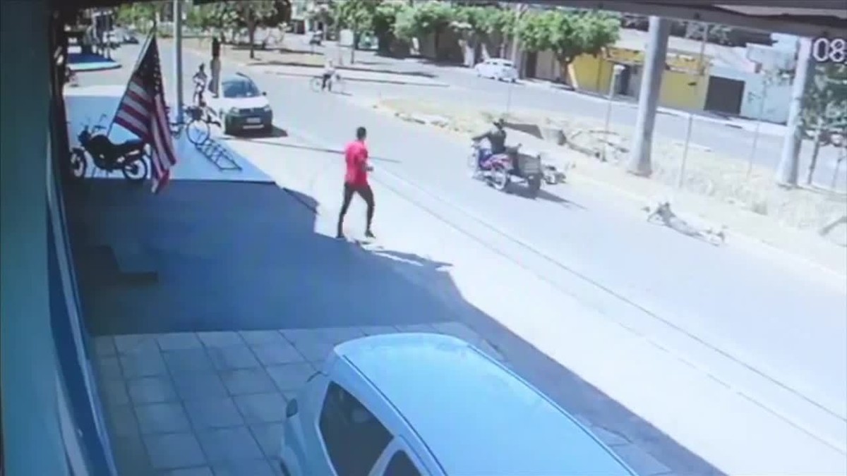 Idoso em bicicleta é atropelado por moto em MT; veja vídeo do acidente | Mato Grosso | G1