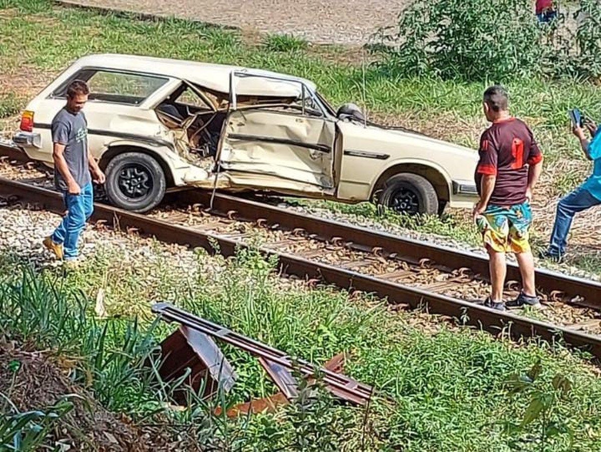 Motorista sobrevive após carro ser atingido e arrastado por trem em Itaúna | Centro-Oeste | G1