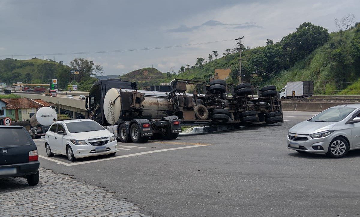 Carga de caminhão-tanque tomba na saída da Via Dutra pela Cotiara, em ...