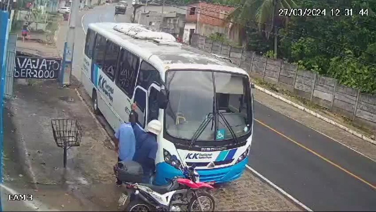 Motociclista é arremessado após caminhão desgovernado descer ladeira e bater em carro ...