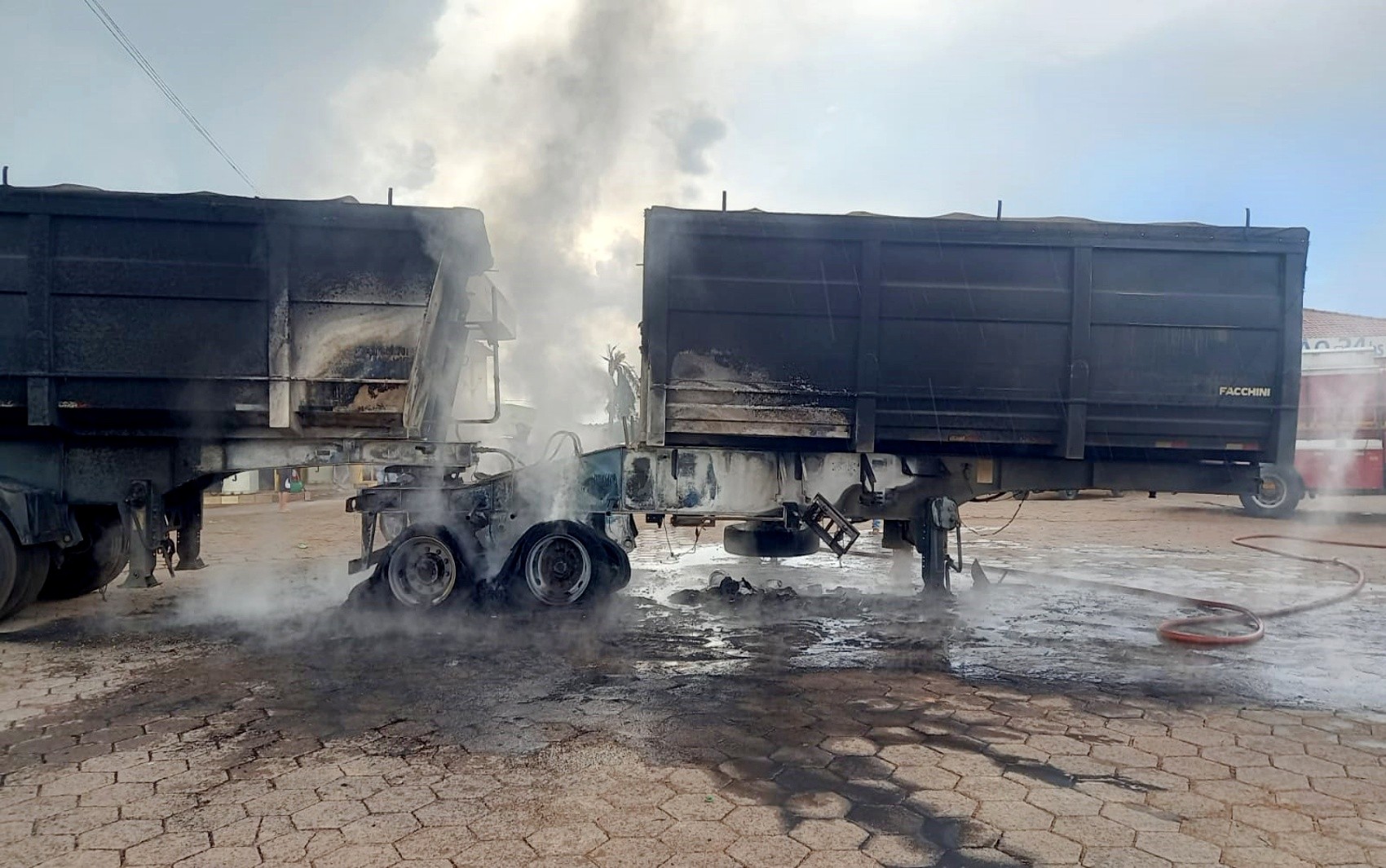 Carreta bitrem pega fogo e motorista escapa das chamas na BR-184, em Areado, MG | Sul de Minas | G1