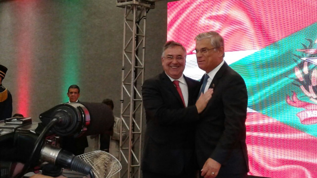 Raimundo Colombo transmite cargo e Pinho Moreira assume governo de SC