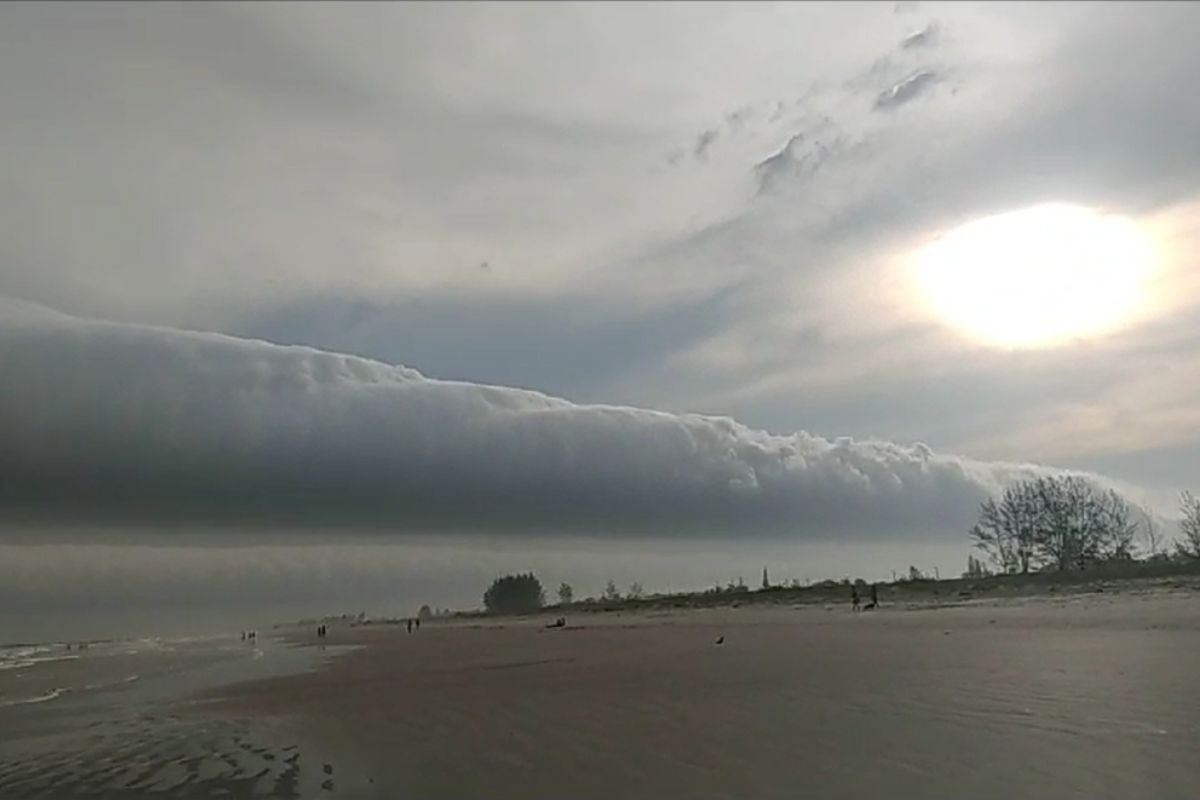 Nuvem rolo cobre o céu no litoral de SP e impressiona moradores; VÍDEO