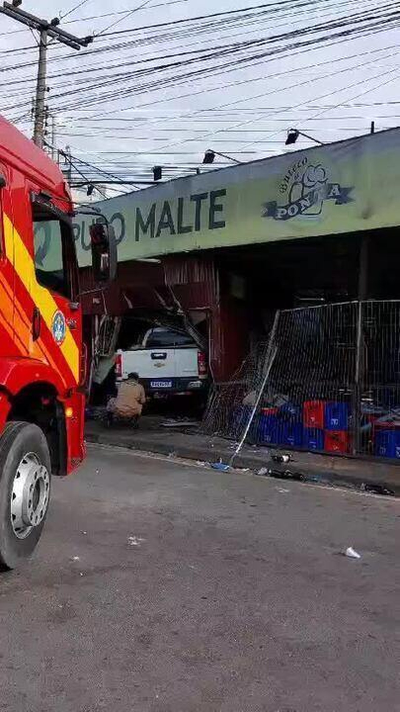Motorista invade bar com caminhonete, mata mulher e deixa outra pessoa ferida em Manaus; VÍDEO ...