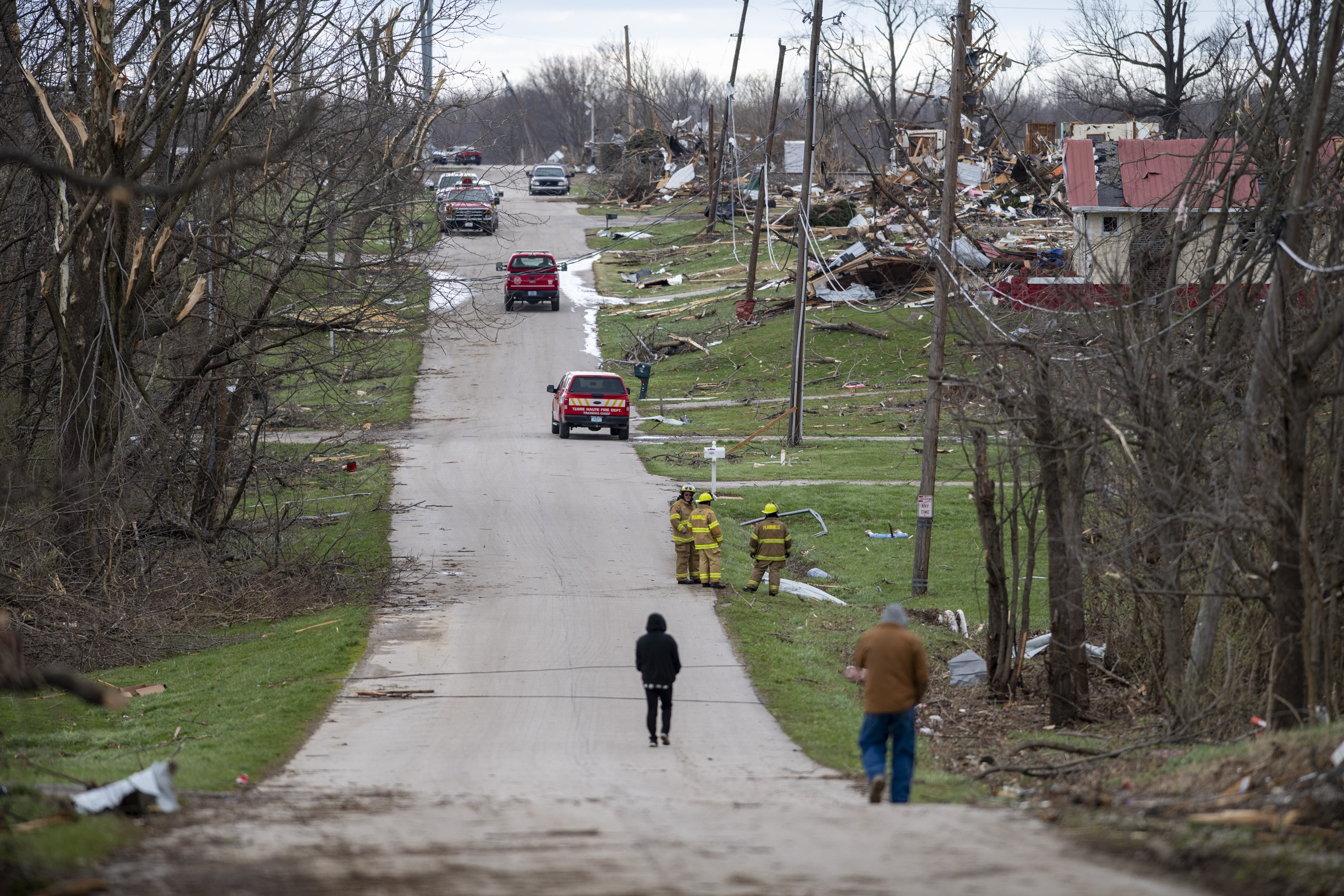 Tornados nos Estados Unidos deixam 22 mortos; vídeo mostra motorista no ...