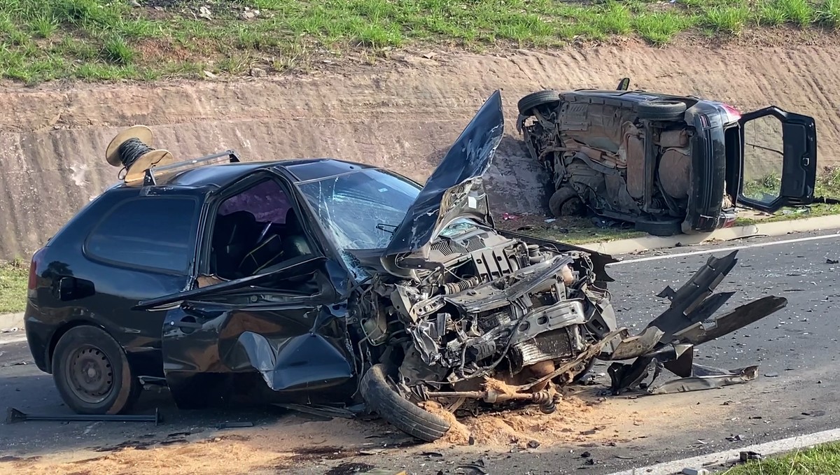 Carro roubado em fuga causa acidente e deixa três feridos em Campinas | Campinas e Região | G1