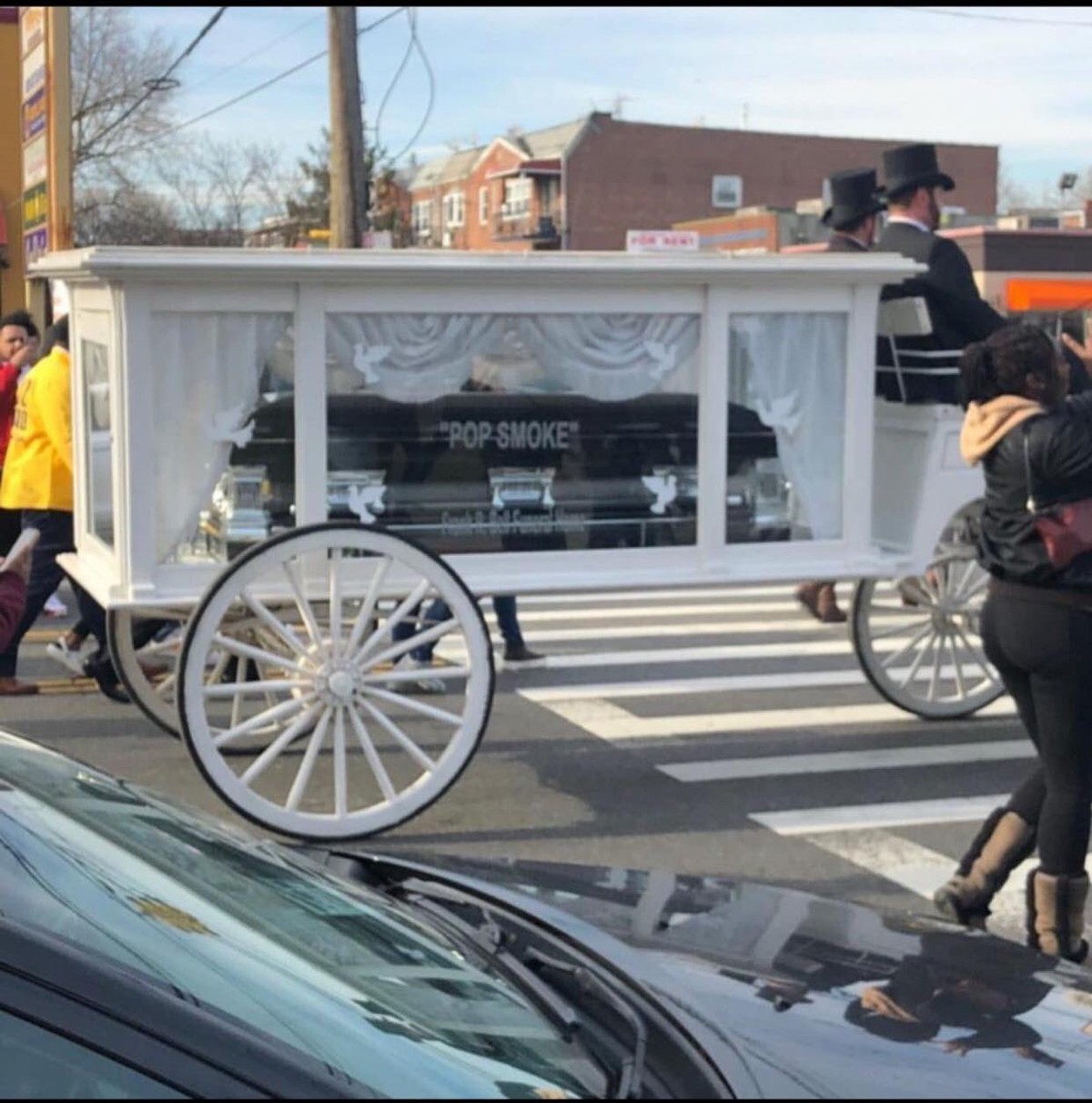 Fãs acompanham funeral de rapper Pop Smoke pelas ruas de NY; cortejo ...