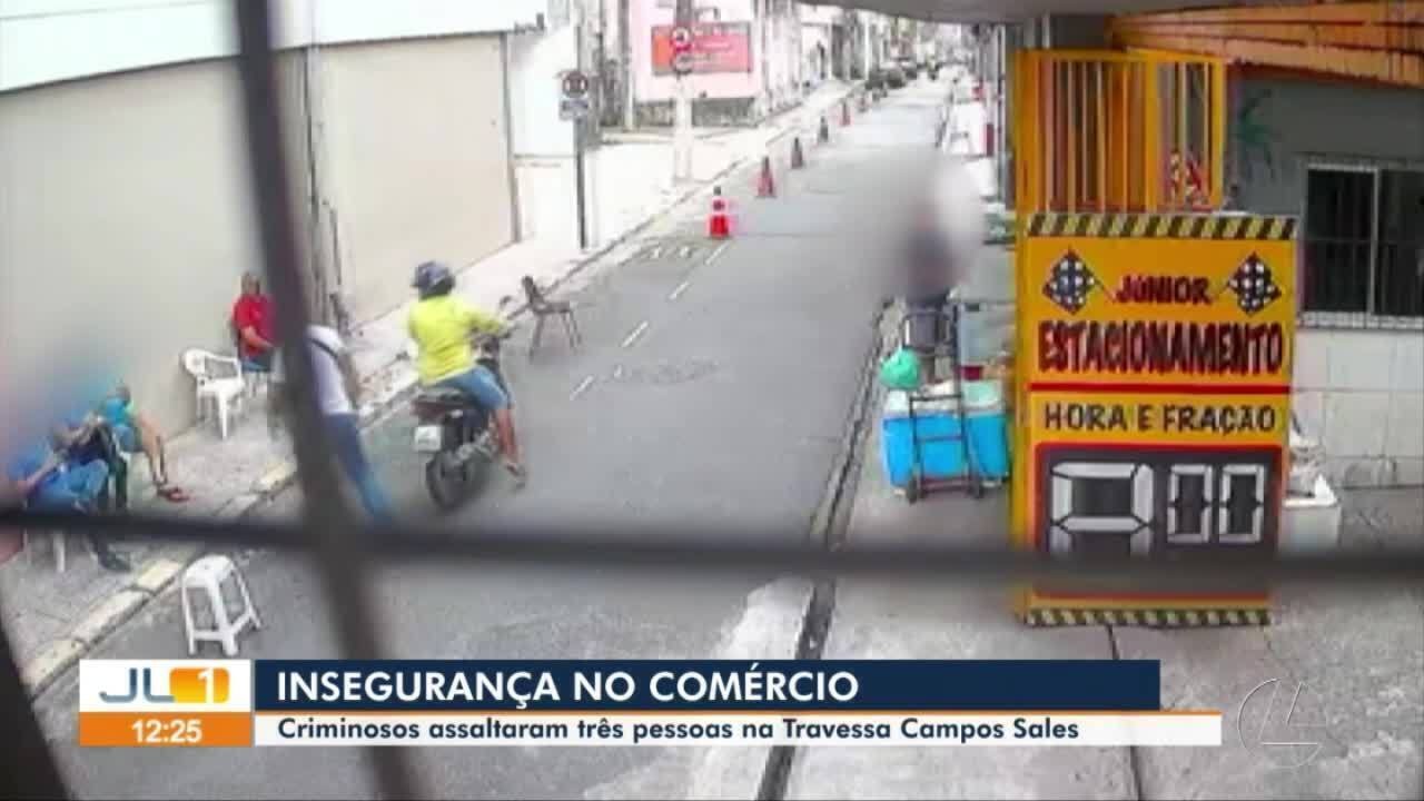 Câmera flagra dupla armada assaltando vítimas no centro de Belém | G1