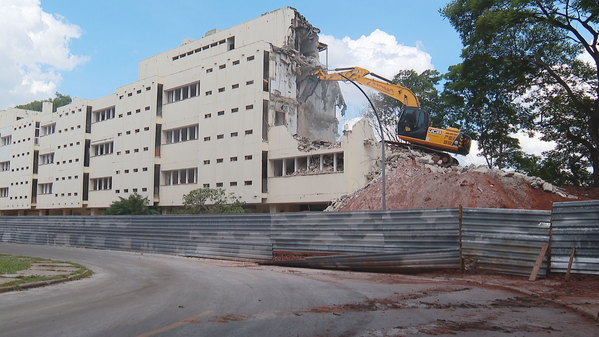 Pela 1ª vez, prédio residencial é demolido na Asa Sul, em Brasília ...