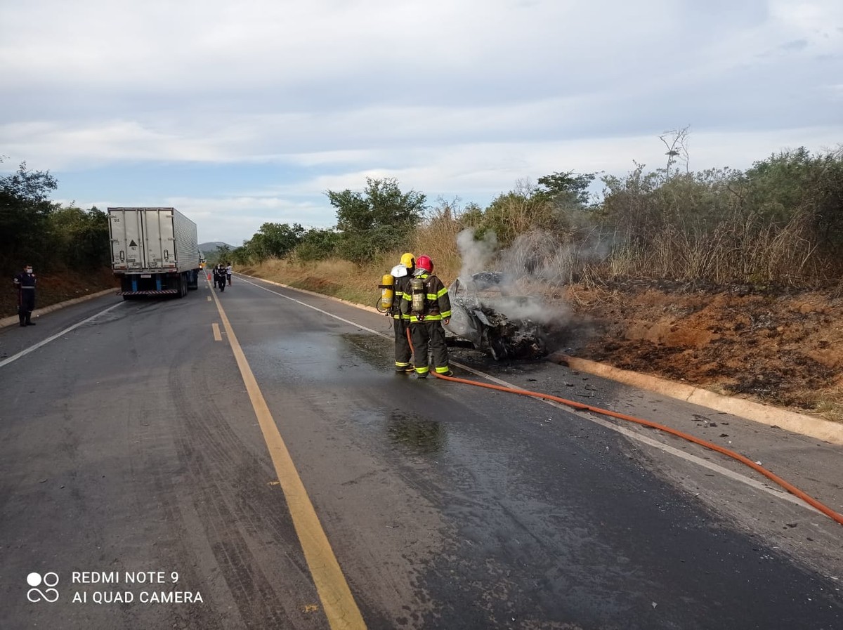 Motorista morre carbonizado após bater de frente com caminhão na BR-251, em Grão Mogol | Grande ...